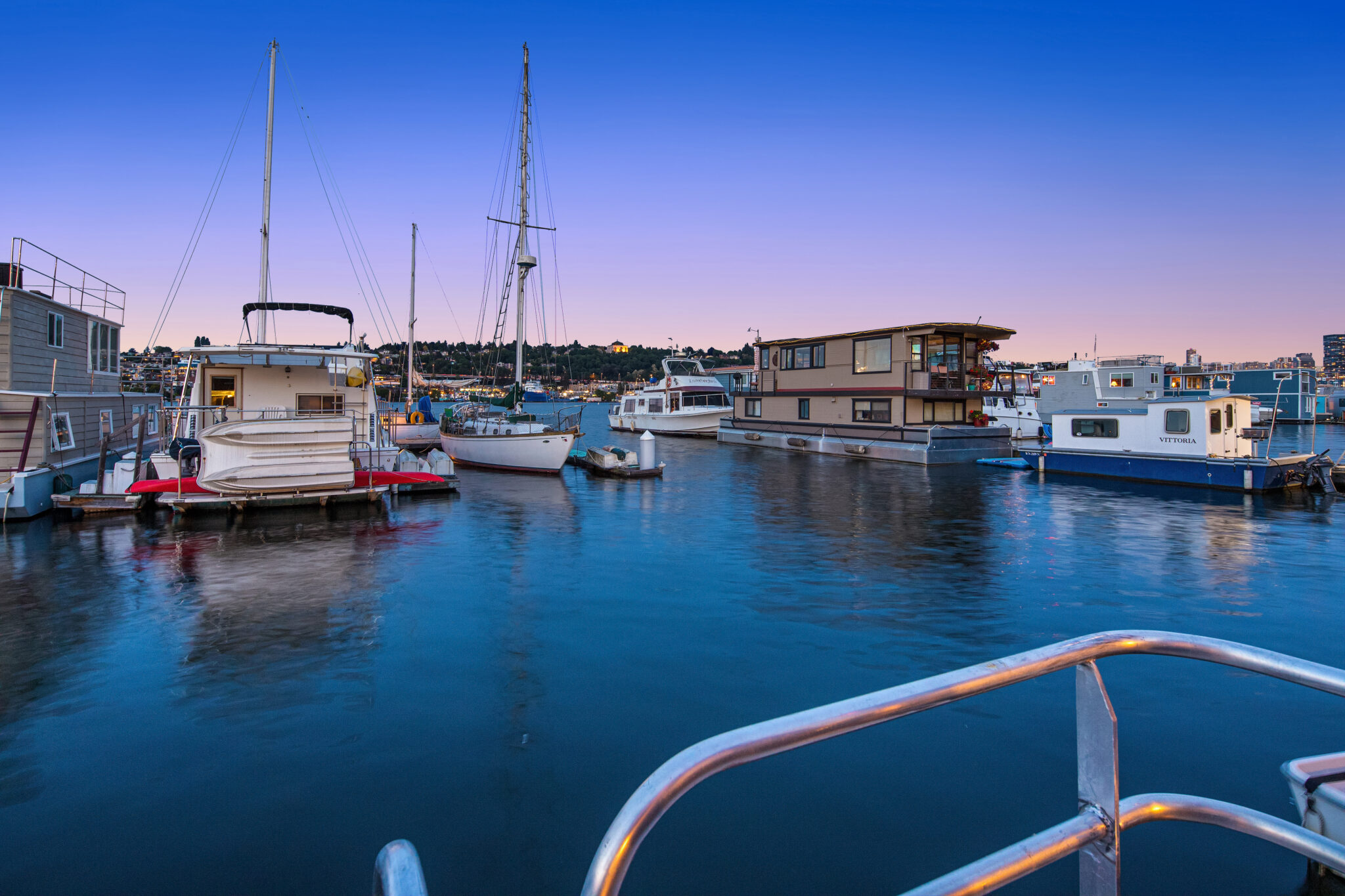 Lakeside Lovenest – Featured on Netflix! - Houseboats of Seattle (And ...