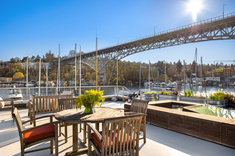 La Casa Flottante // End-of-dock floating home in the heart of Fremont ...