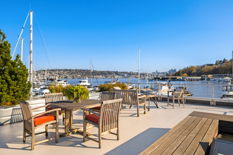 La Casa Flottante // End-of-dock floating home in the heart of Fremont ...