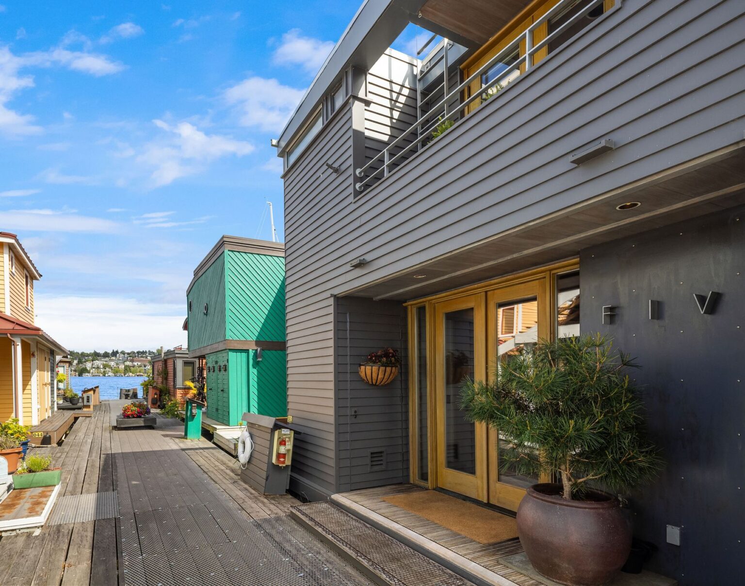 Architecturally Significant Floating Home by George Suyama on Lake ...