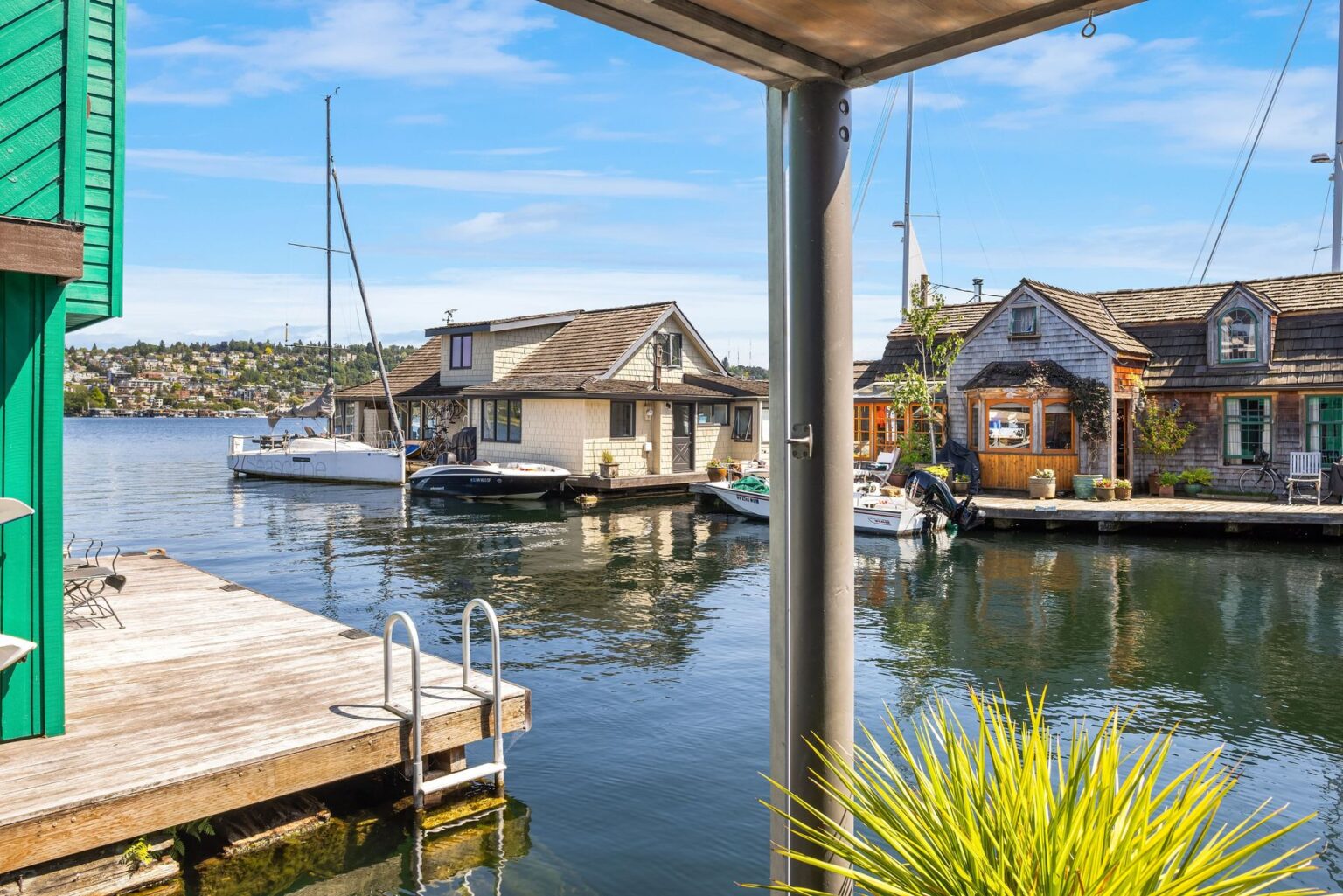 Architecturally Significant Floating Home by George Suyama on Lake ...